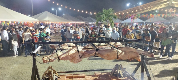 Comienza el Festival de la Carne, asando una vaca completa | Municipios ...